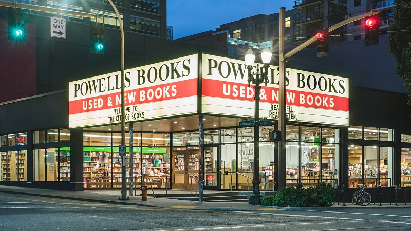 Powell's Books - main entrance at night - KuDa Architectural Photography